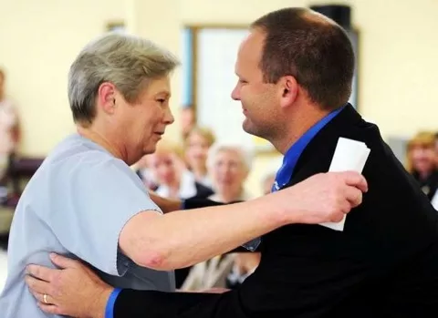 Hijo perdona a su madre, quien mató a su padre