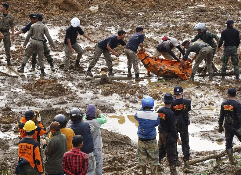 Indonesia: 18 muertos y 90 desaparecidos por alud