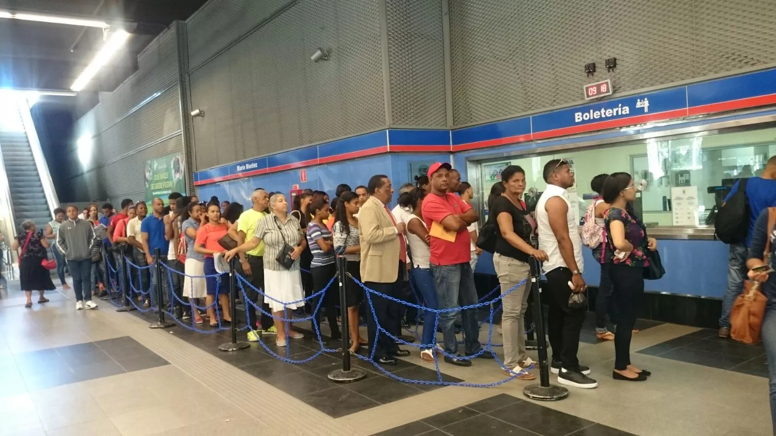 Usuarios del Metro realizan largas filas para recargar tarjetas por ...