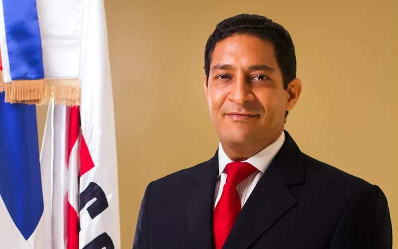 Ministerio de Defensa reconoce a Iván Gatón por su mérito docente