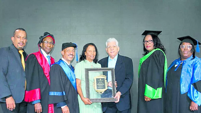 Seminario Bíblico Iglesia de Dios inviste 337 graduandos