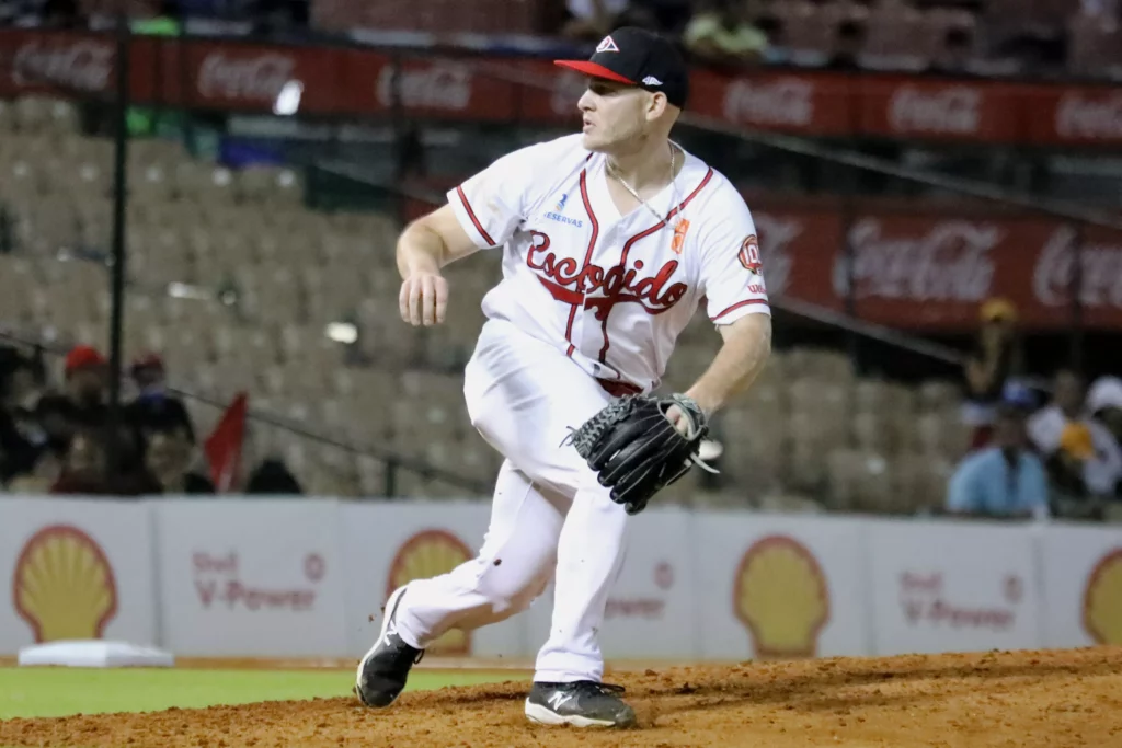 Ruotolo y Dull relevarán para los Leones del Escogido