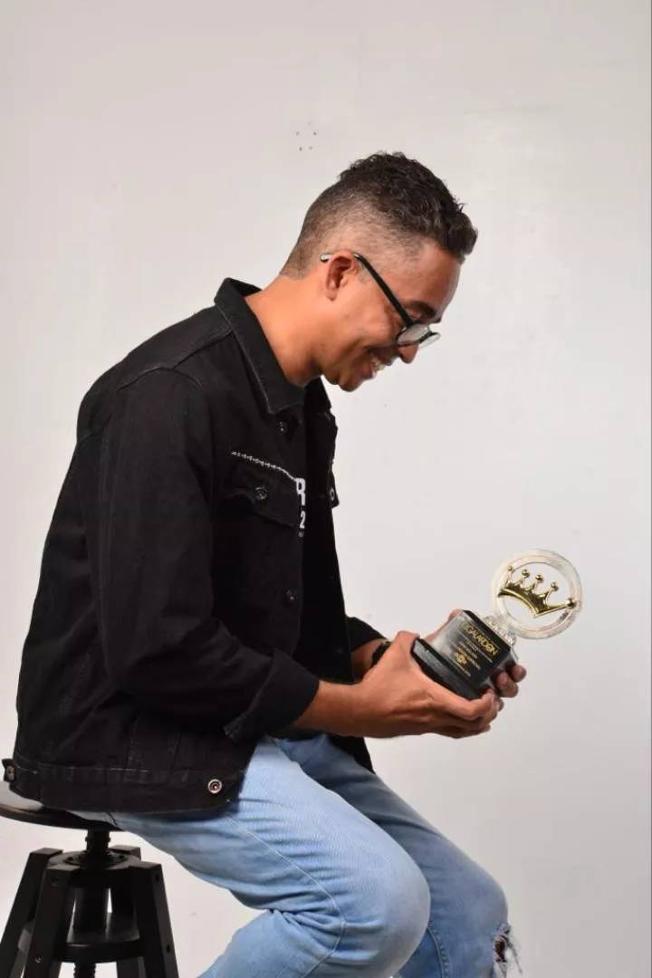 El cantautor de música cristiana John Solano trabaja en su nueva producción