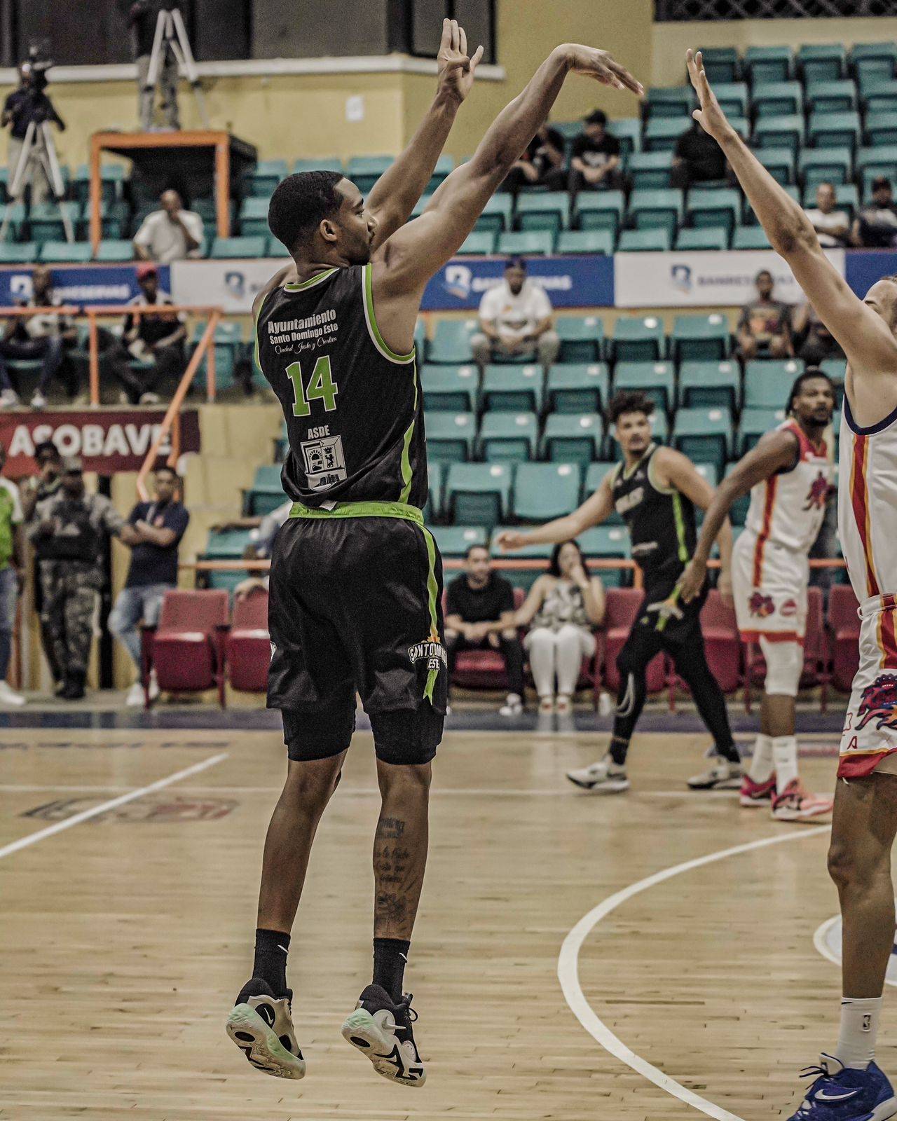 Reales superan a Soles y quedan solos en primero