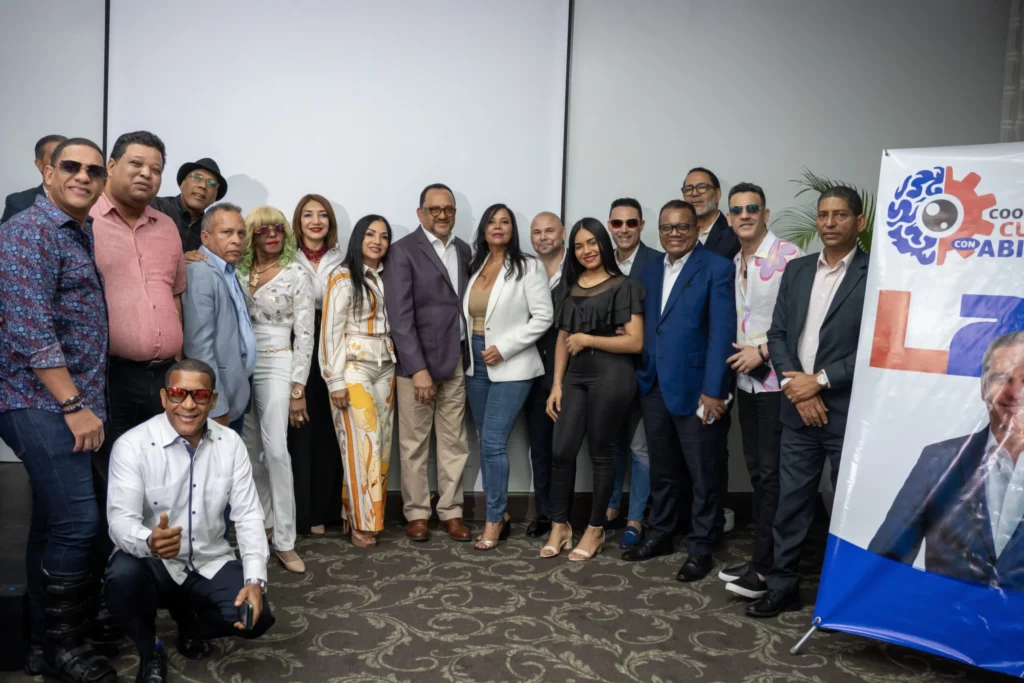 Merengueros típicos se unen por la reelección de Luis Abinader