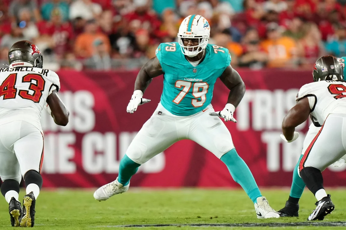 Dominicano Bayron Matos, de los Miami Dolphins sufre lesión