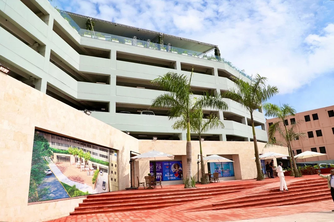 Presidente Abinader inaugura edificio de parqueo en la Ciudad Colonial