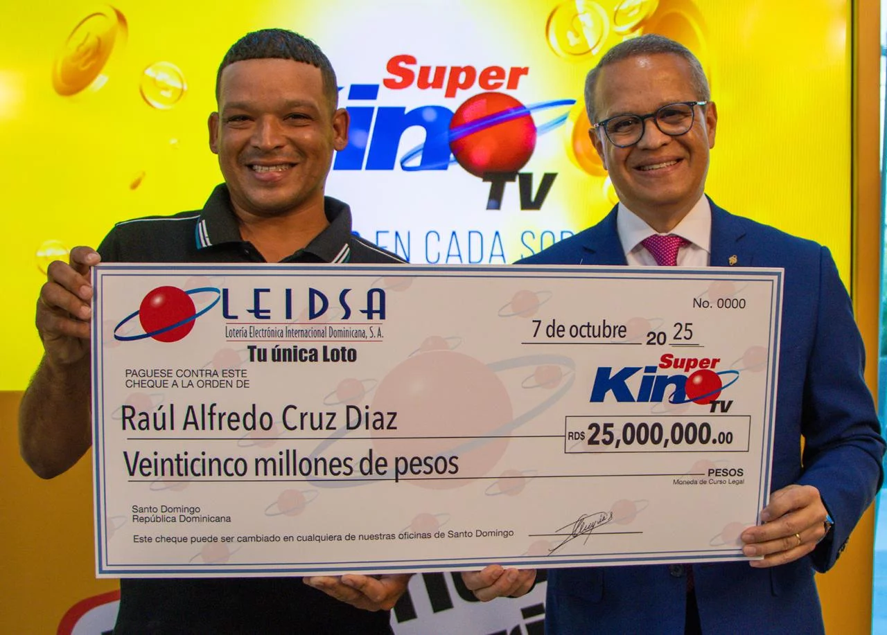 LEIDSA entrega cheque a mecánico ganador de 25 millones