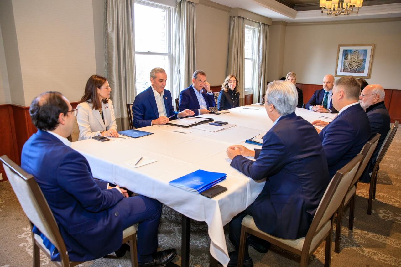 Presidente Abinader se reúne con CEO de la firma de Mysilicon Compass ...