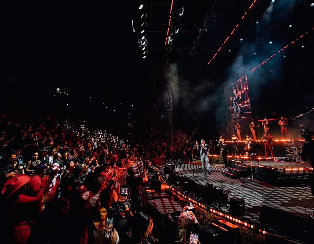Christian Nodal y su Pal Cora Tour cautivan Altos de Chavón